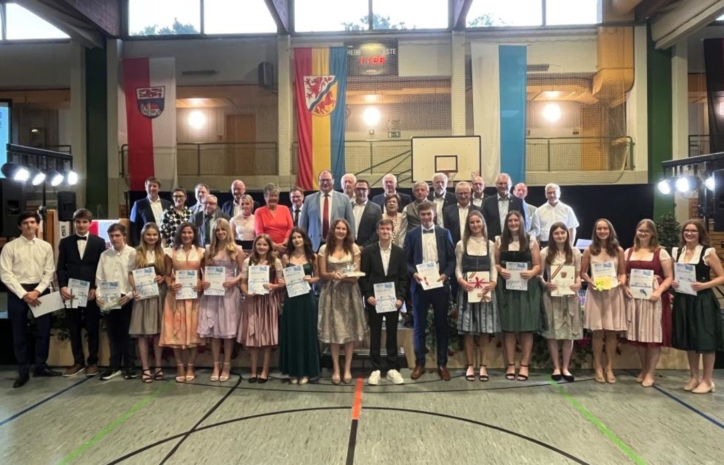 Abschlussfeier an der FOS/BOS Pfarrkirchen: 230 Absolventen erhalten ...